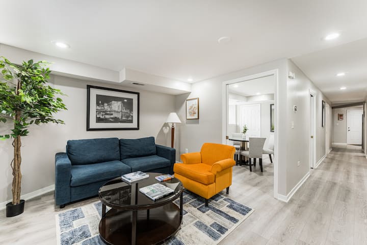 Stylish & Cozy 2 Bedroom Near The United Center - Chicago, IL