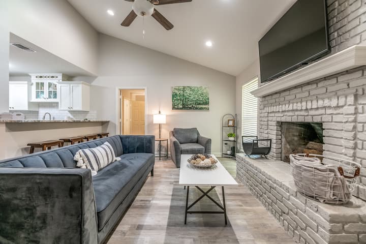 The Villa Hideaway - Tyler, TX