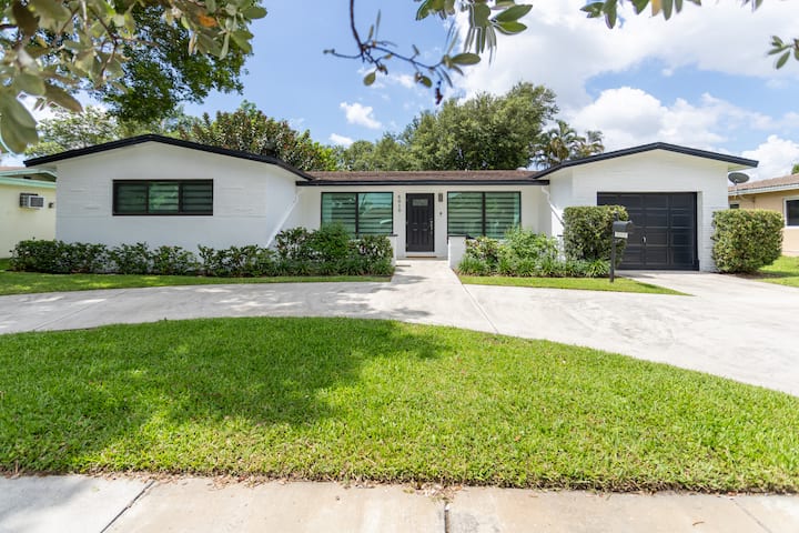 Hollywood Charmer - Hollywood, FL