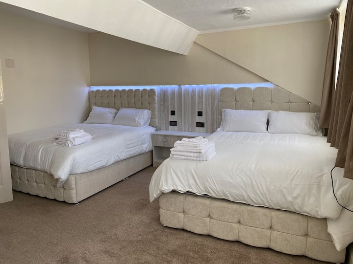 Family Room (Sleeps 4). - Scarborough