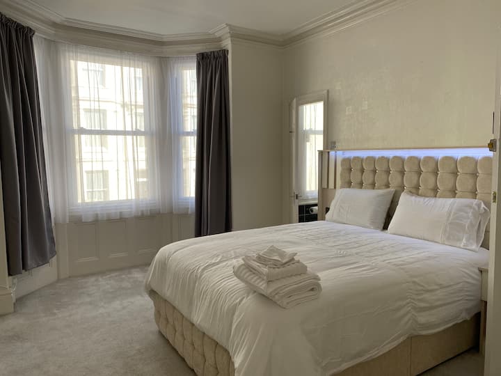 Dreamy Cream Room - Scarborough