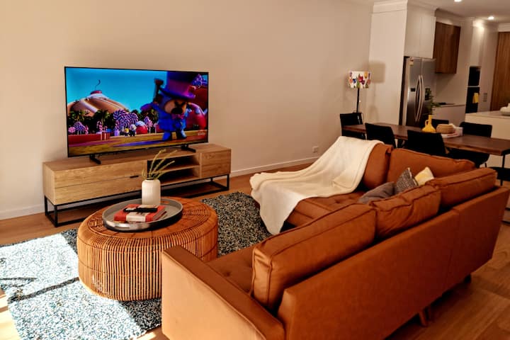 Big 4-bedrm Townhouse With 2 Car Garage - Canberra