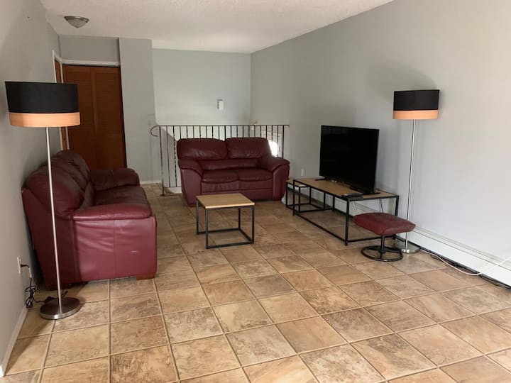 Large Bi Level Spacious 3 Br - Fox Creek