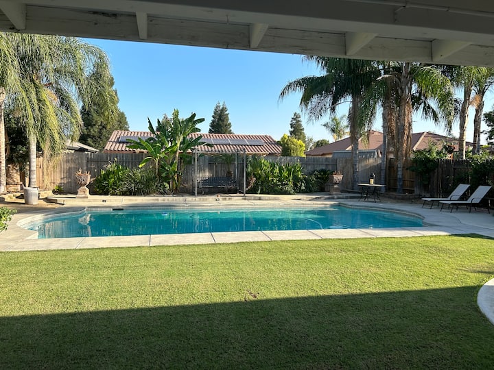 Spacious & Cozy 4 Bed House W/ Large Pool - Bakersfield, CA