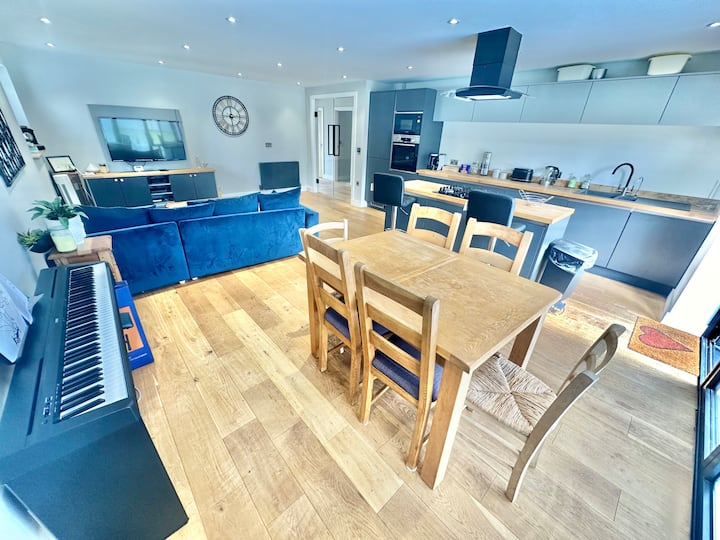 Stylish Coastal Retreat With Garden And Hot Tub - Bournemouth