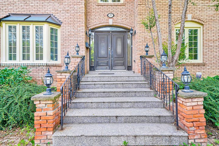 Luxury Villa Step To Edwards Gardens - Toronto