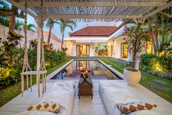 3br+pool Villa –Seaside Retreat In Heart Of Canggu - Bali
