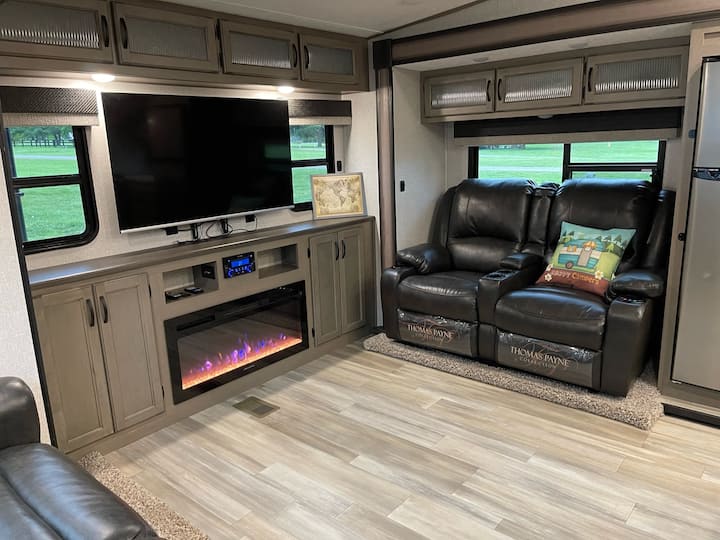 Spacious Luxury Rv W/ 3 Beds & Cozy Fireplace - Lexington, KY