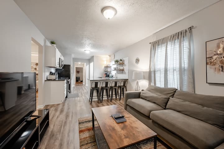 *Derby City Sanctuary- 4 Bed 2 Bath Renovated Home - Louisville, KY