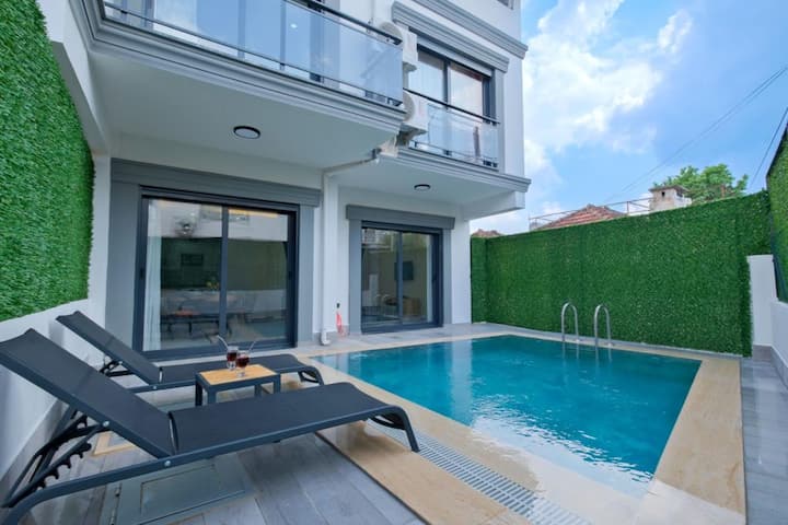 Fethiye ÇAlış Mevkiinde Geniş Aileye Uygun Villa - Fethiye