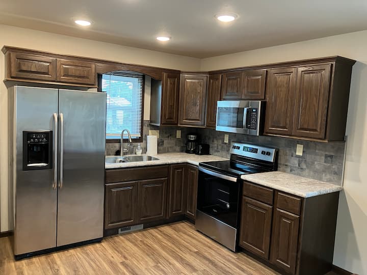 Cozy 6 Bed 2 Bath Omaha Home - Omaha, NE