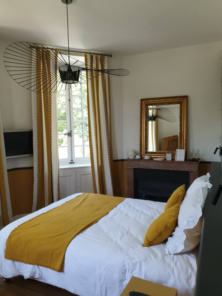 Chambre Mimosa Dans Un Château - Bouaye