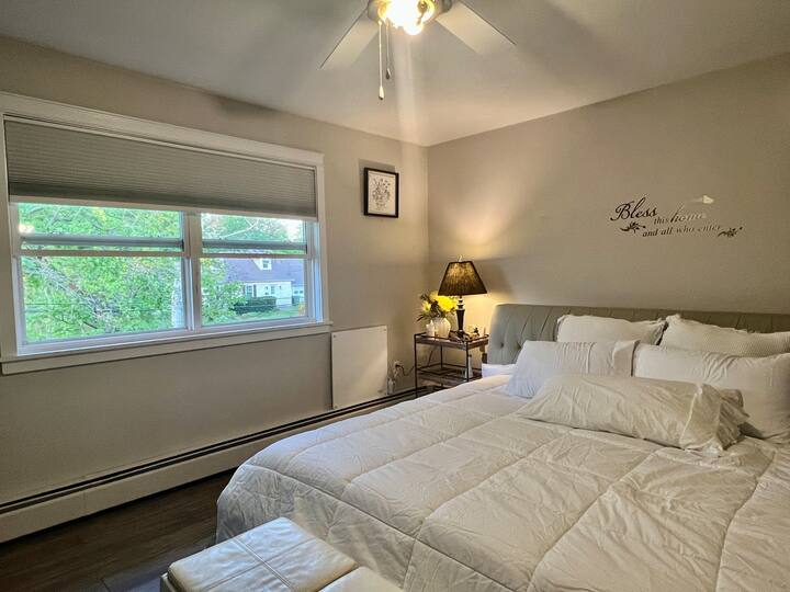 Large And Beautiful Room With King Size Bed - Charlottetown