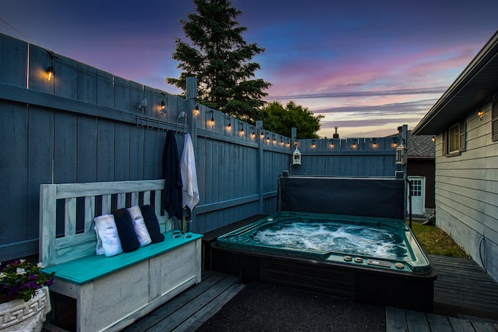 Hot Tub Haven W/ 3 Beds, King Bed, And Game Room - Greater Sudbury