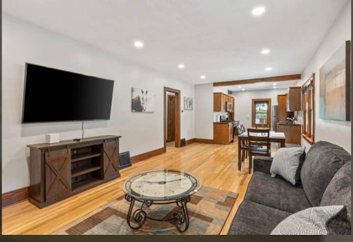 Cozy Fenced Home Near Zoo & Golf Course. - Omaha, NE