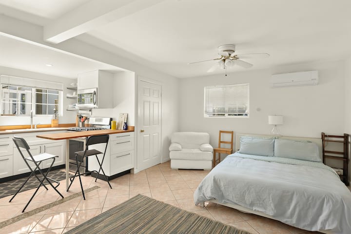 Spacious, Private Studio W/ Garden & Kitchen - Venice Beach, CA