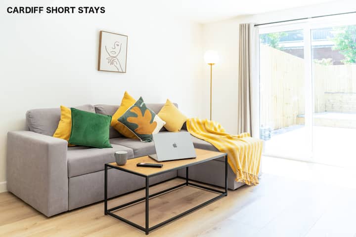 Stylish Abode Near Centre | Ideal For Long Stays! - Barry