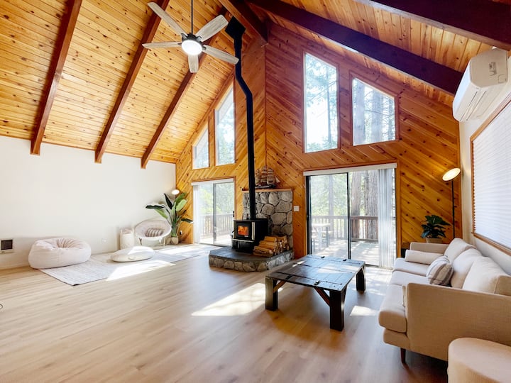 *Newly Remodeled* Ski Chalet Home With Ac & Garage - Arnold, CA