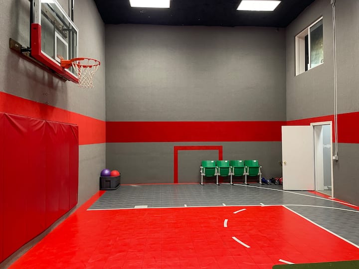 Sunsets! Indoor Sport Court, Pool Table, Hot Tub - Salt Lake City, UT