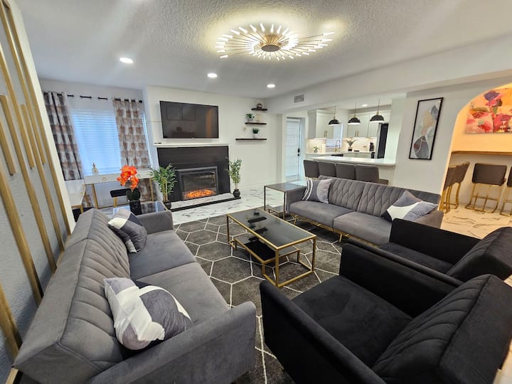 Stylish Duplex Walkto Lake Eola Orlando.  Sleeps 8 - Orlando