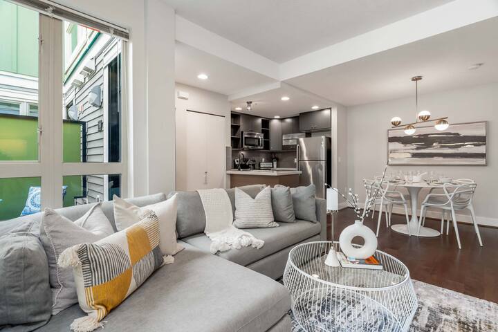 Elegant Executive Apartment In North Van - North Vancouver