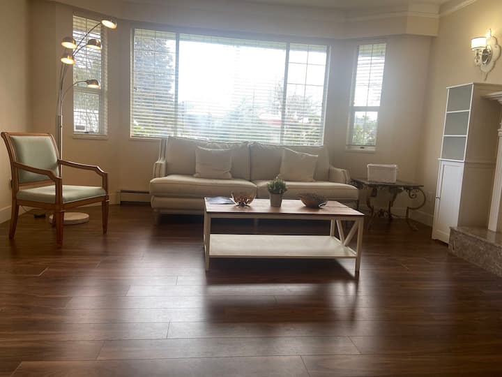 Cozy 1 Bedroom Close  Airport - Vancouver