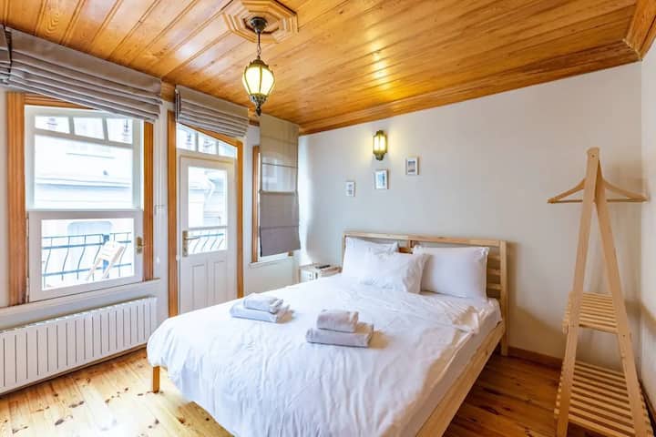 Balat'ta Balkonlu Ve Haliç Manzaralı Tarihi Daire - Balat