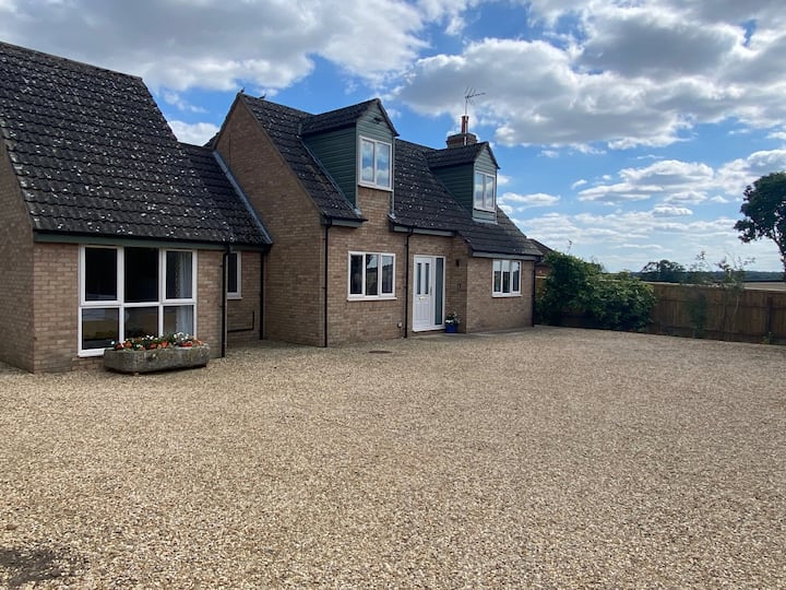 Beautiful 3-bed Chalet Bungalow For 6-8 Guests - Cambridgeshire