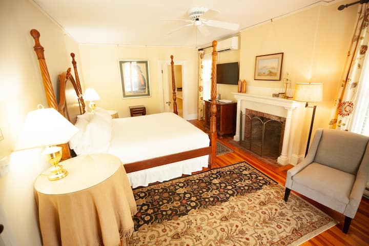 Yellow House Inn, Jacks Room- King Bed, 1 Bath - Bar Harbor, ME