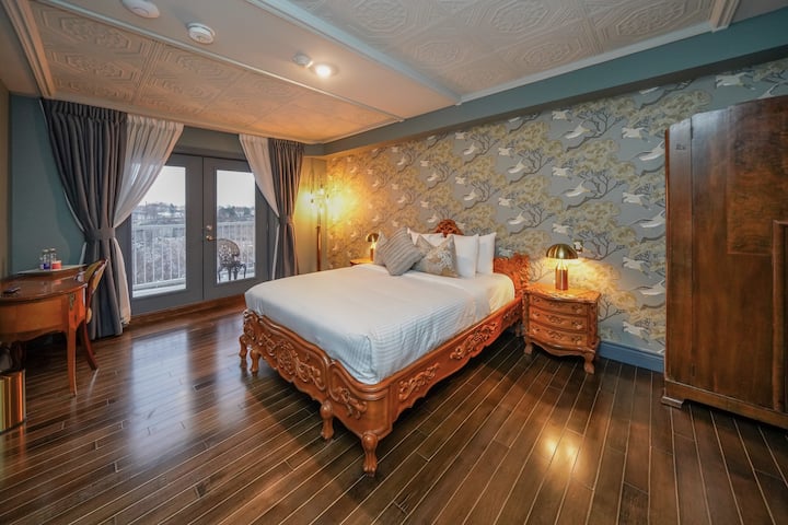Grandview - Queen & King Deluxe Estate Suite - Niagara Falls