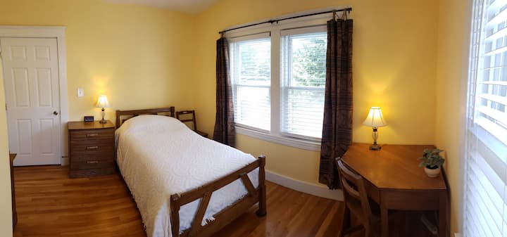 Sunny Room In A Large 1920s Home - Wakefield, MA