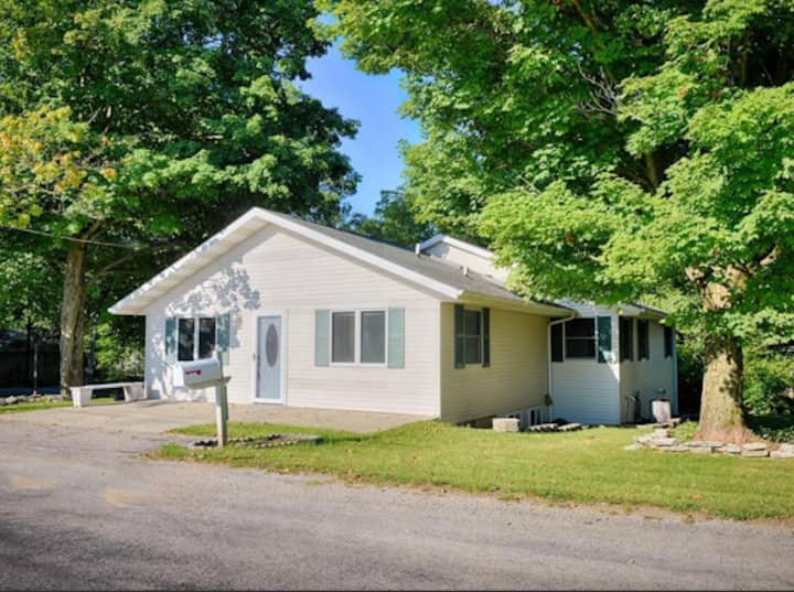 Peaceful Cottage Living - Lake Wawasee, IN