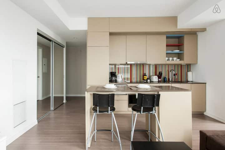 Modern  Condo W/balcony Very Close To Cn Tower! - Toronto