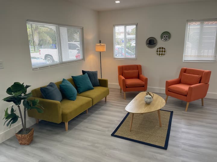 Cozy & Spacious Condo W/parking - Coral Gables