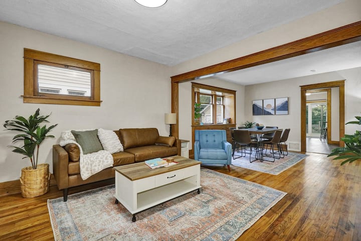 Bungalow Hideaway - Lansing, MI