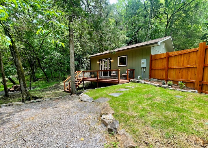 Charming Downtown Cottage - Eureka Springs, AR