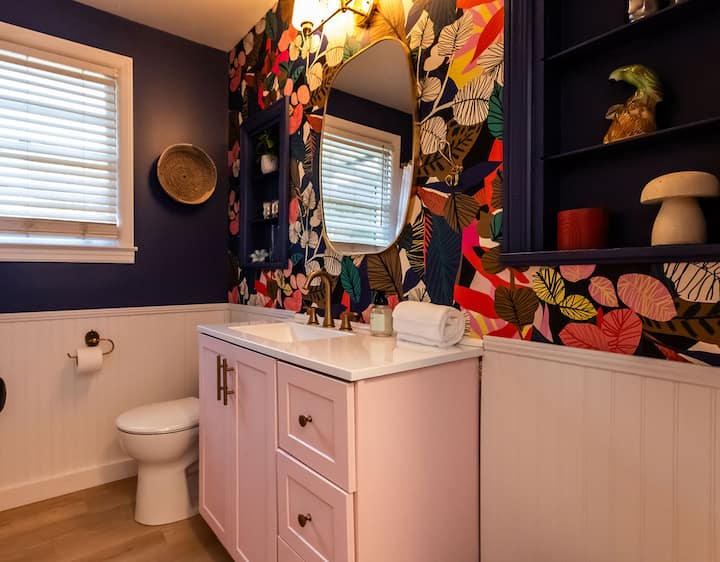 Trendy Stay | Poolside Fun & Chill - Savannah, GA