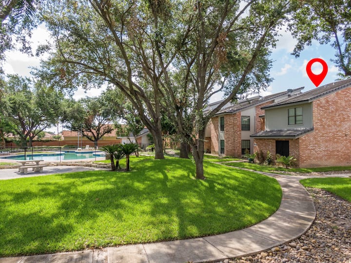 Texas-sized Comfort W/ Pool Near Dhr- Sleeps 14 - McAllen, TX