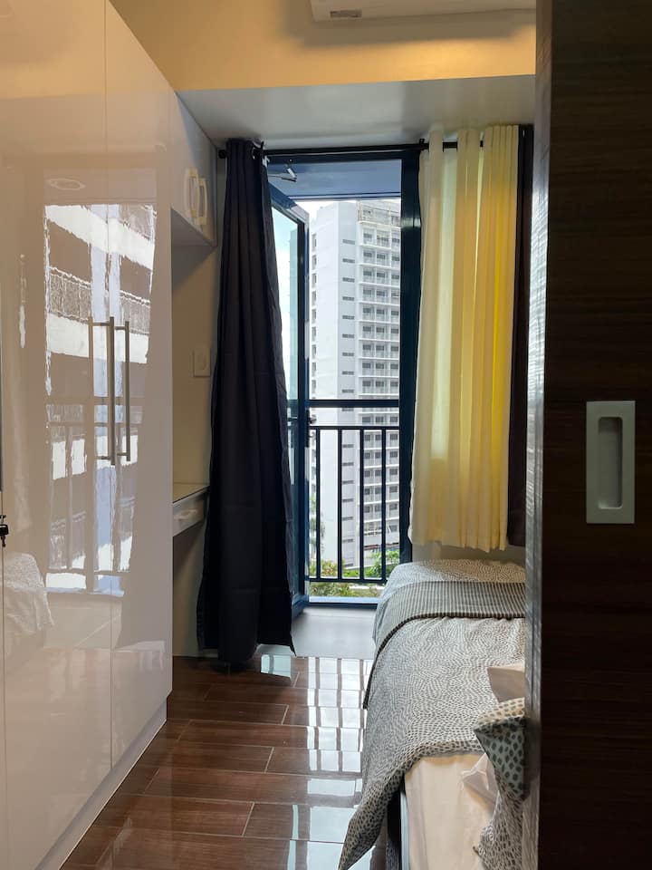 1br Air Res|300mbps Wi-fi + Free Parking | - Makati
