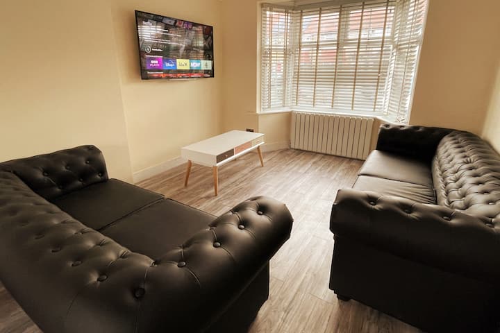 Morden 4 Bed House In Uxbridge - Hayes