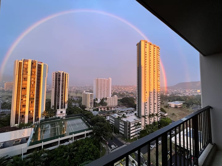 Quiet And Comfy 1bd With Pool & Free Parking - Honolulu, HI