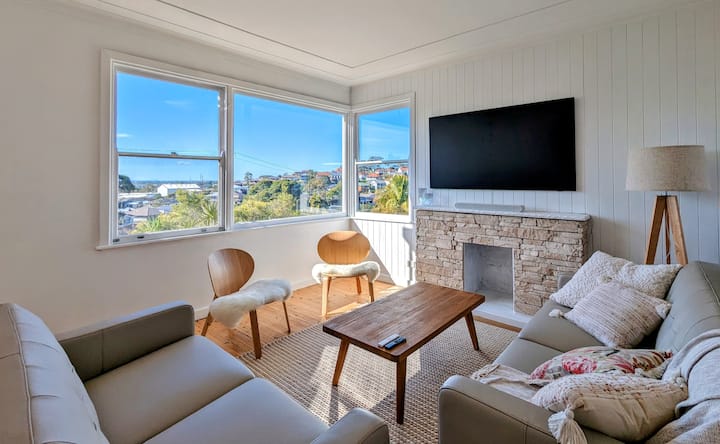 2-storey Home With Views Of Newcastle - Newcastle