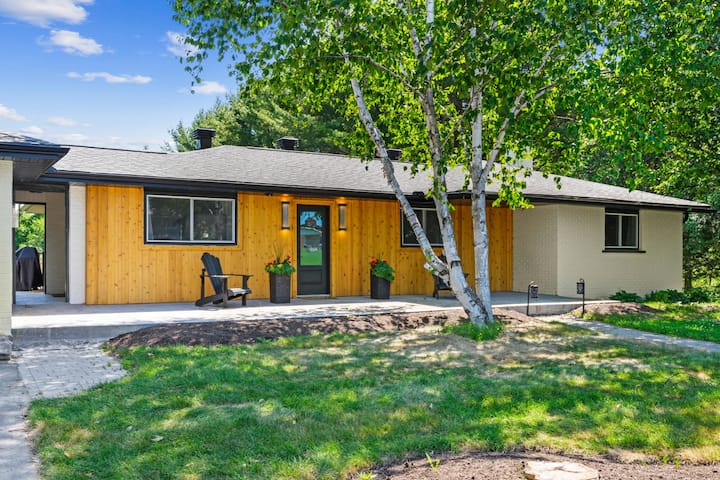 Waterfront Cottage With Hot Tub And Games Room - Huntsville