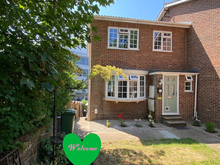 Redhill Town Centre House, Easy Commute To London! - Redhill