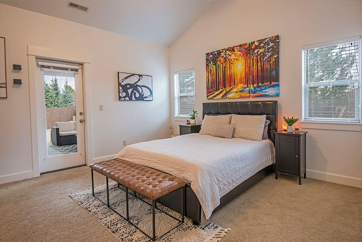 Fully Furnished Executive Home + Private Backyard - Bend, OR