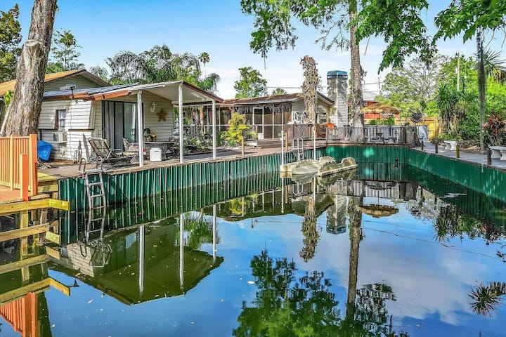 New - Weeki Couples Retreat 1br - Waterfront - Pet - Weeki Wachee, FL