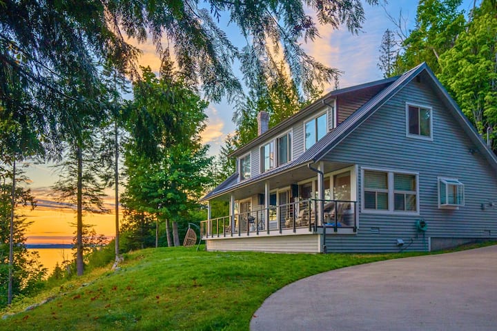 Oceanfront Home On 3 Private Acres - Vancouver Island