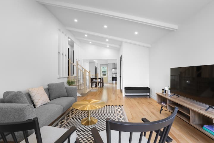 Family-friendly Escape, Walk To Shops & Fun - Brossard