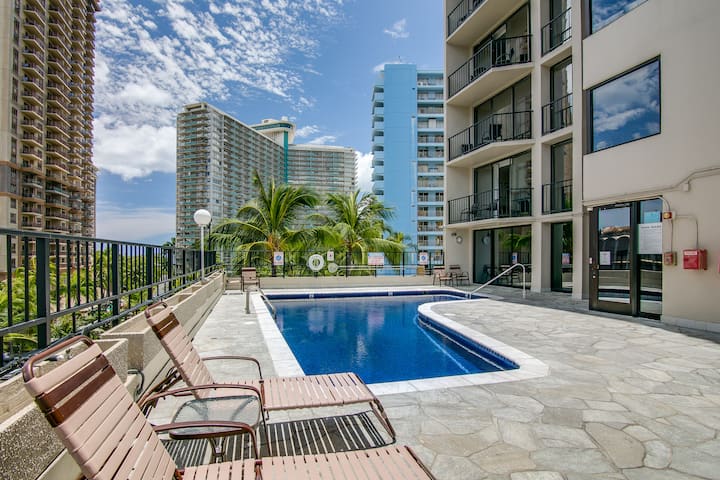 Modern Studio W/ Pool & Balcony Views - Honolulu, HI
