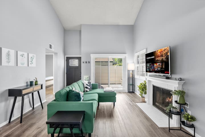 Emerald Jewel: Home Away Fr Home - Los Ángeles, CA
